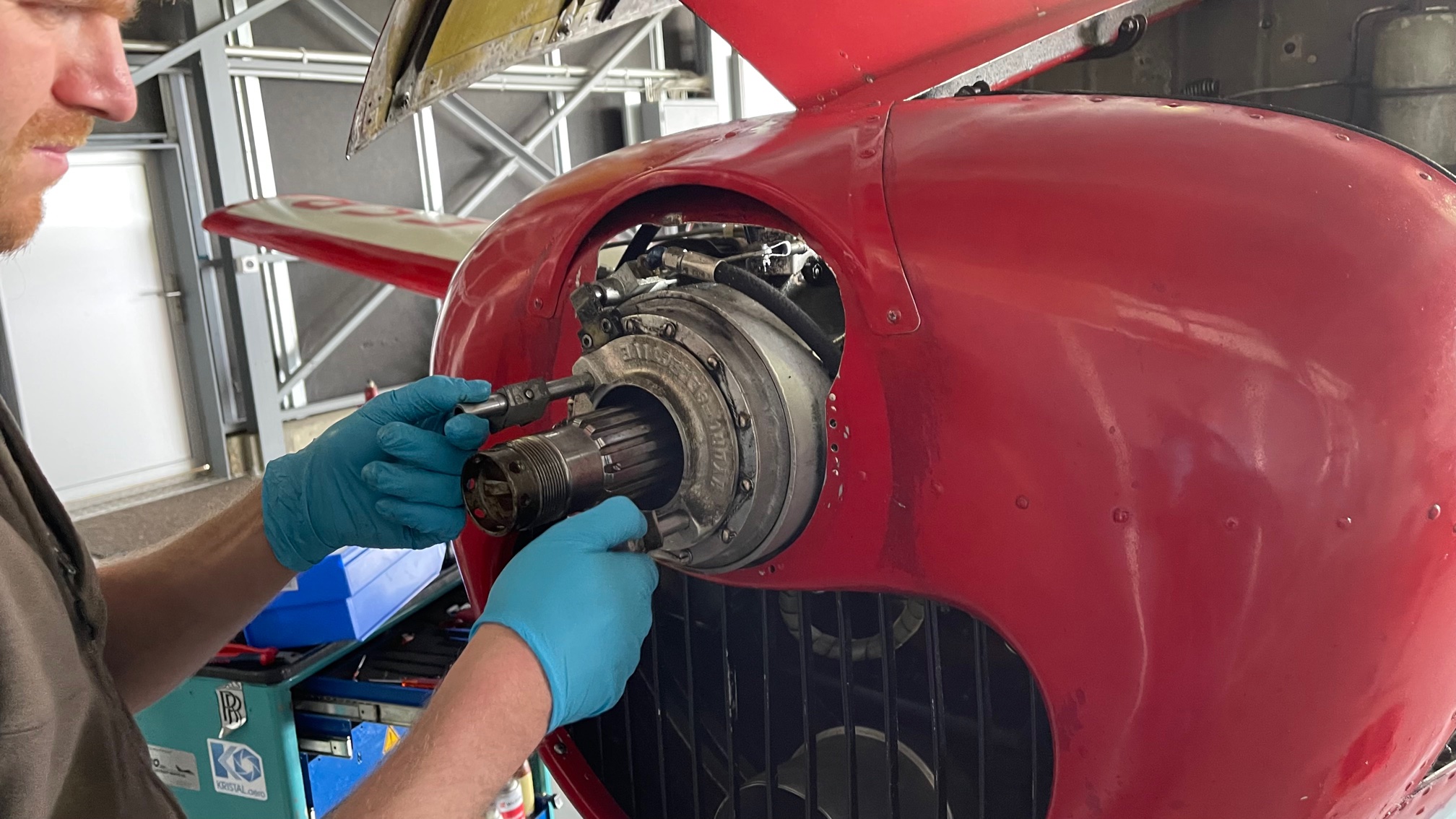 Propeller removal and heavy cleaning - Club Navion Suisse