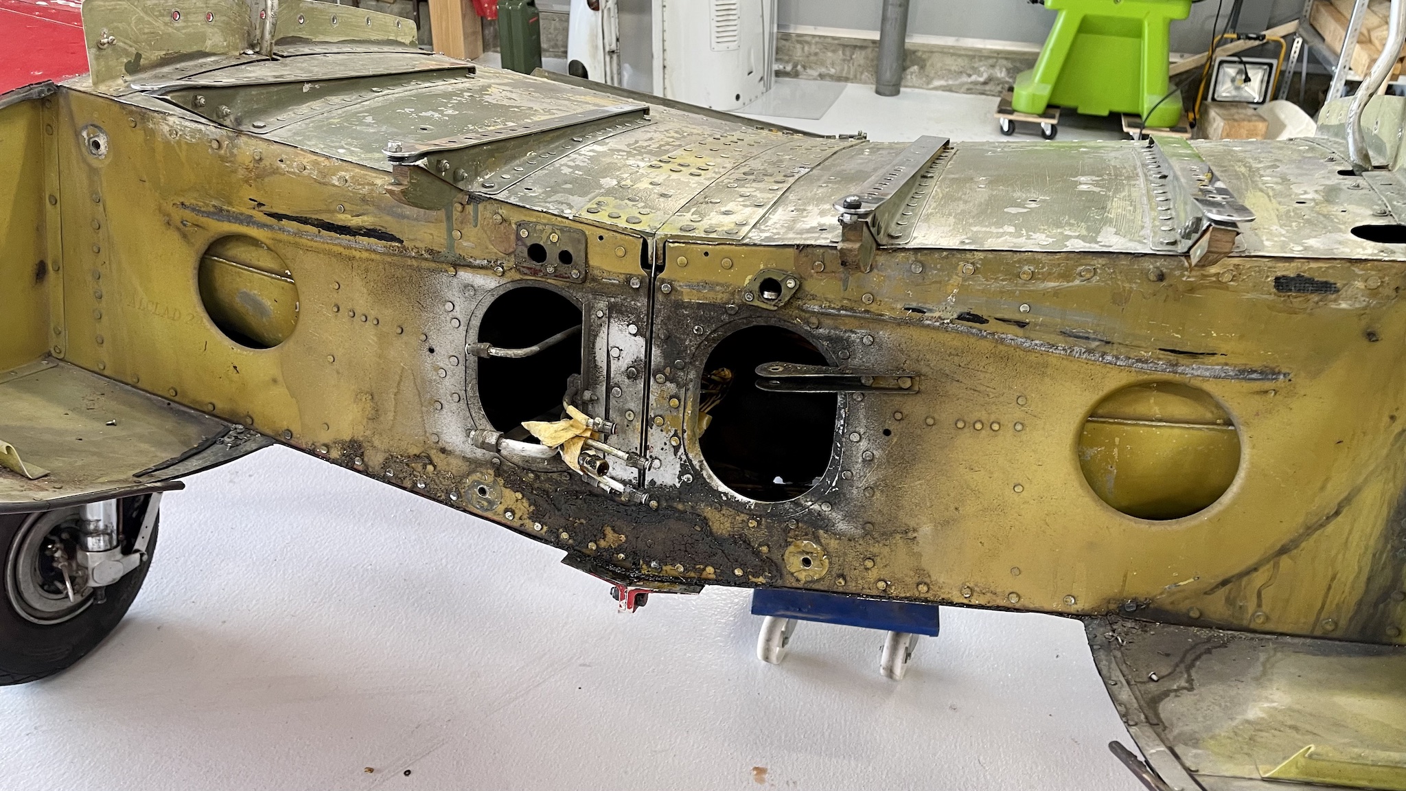 Dismantling the wings of the Navion - Club Navion Suisse